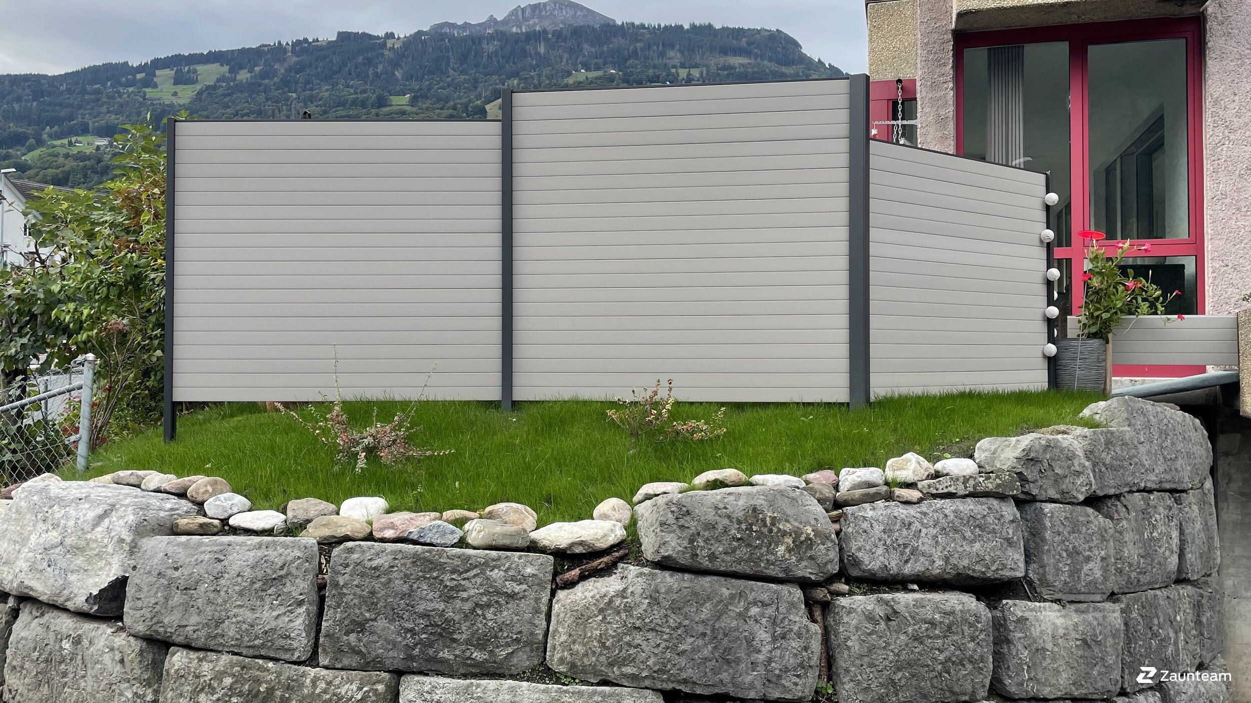 Zaunteam | WPC Sichtschutz, Mombasa mit Alupfosten einbetoniert, 8890 Flums